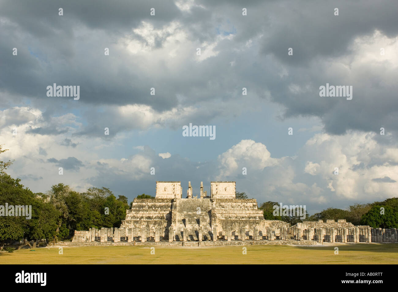 El castillo chichen itza spring equinox hi-res stock photography and ...