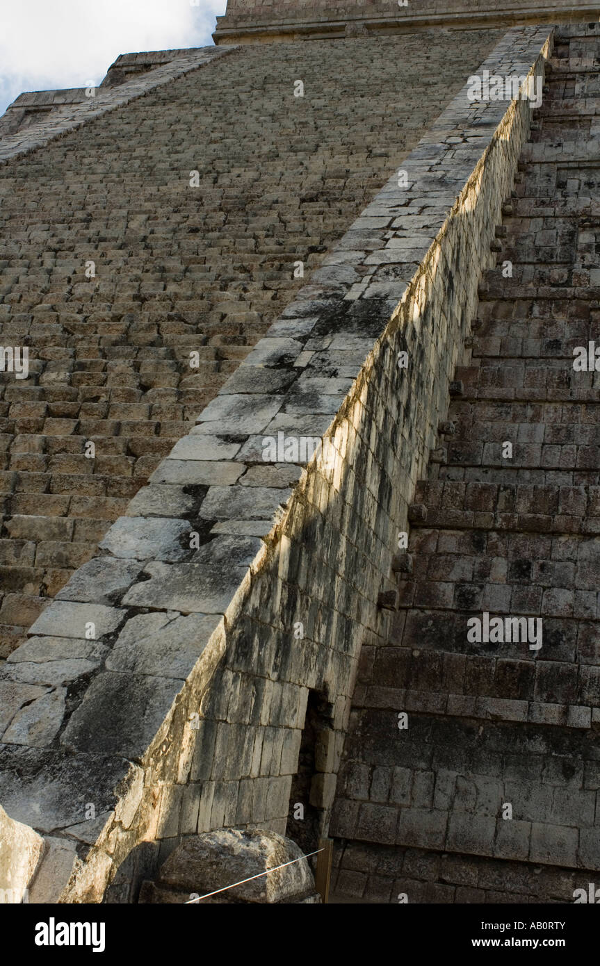 El castillo chichen itza spring equinox hi-res stock photography and ...