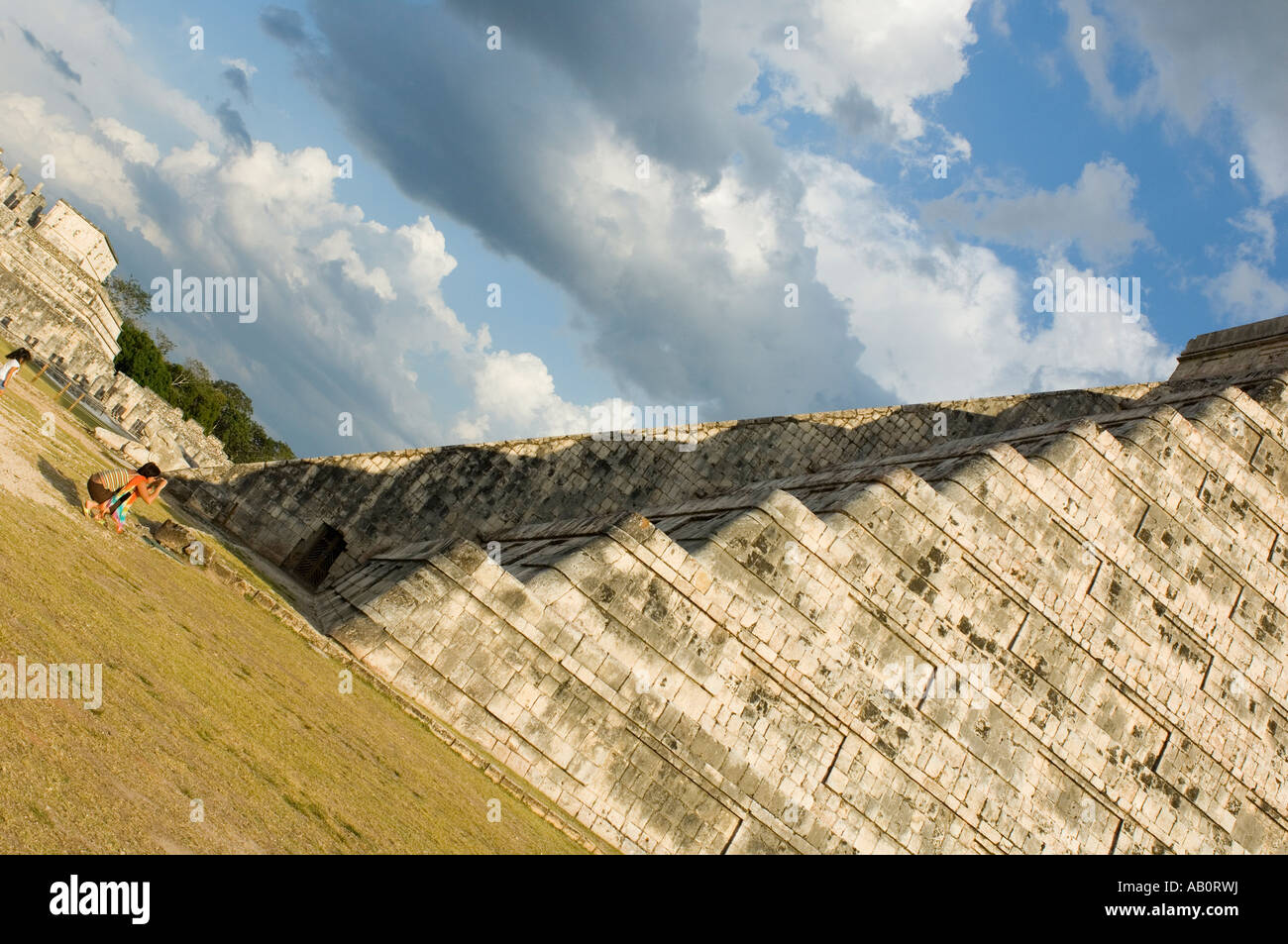 El castillo chichen itza spring equinox hi-res stock photography and ...