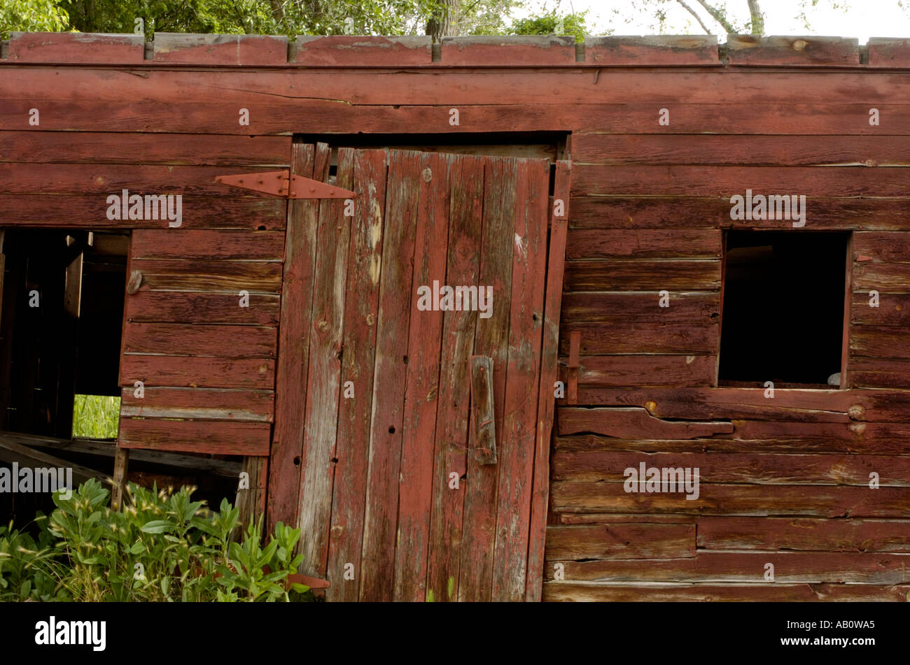 Rundown red shed Stock Photo - Alamy