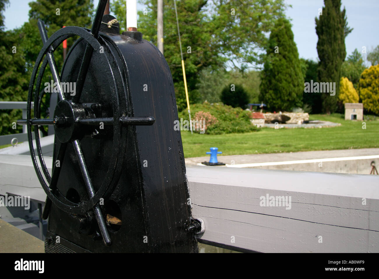 Wheel to drain water from lock River Thames Lock gates near Lechlade ...