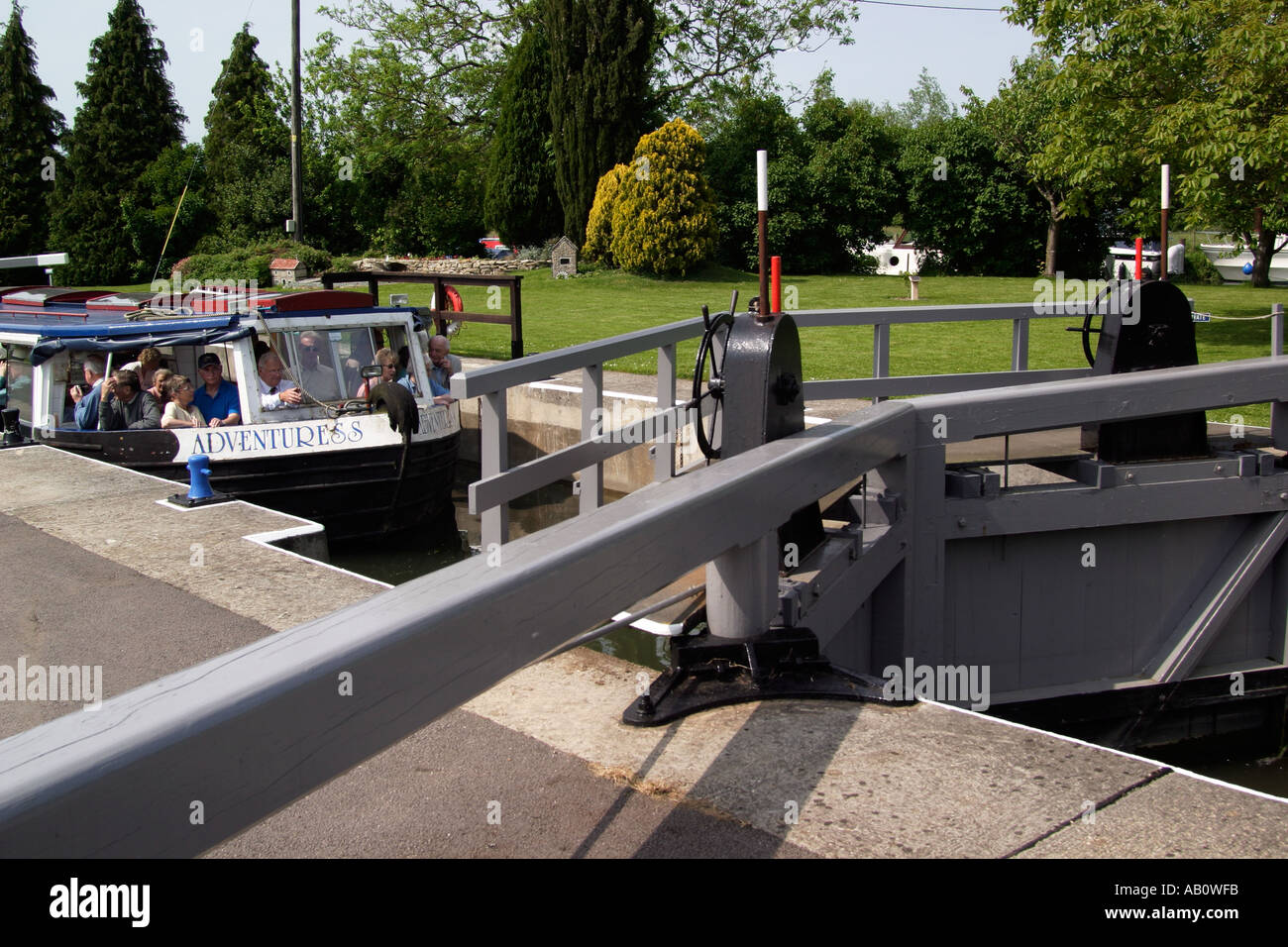 Thames lock gates hi-res stock photography and images - Alamy