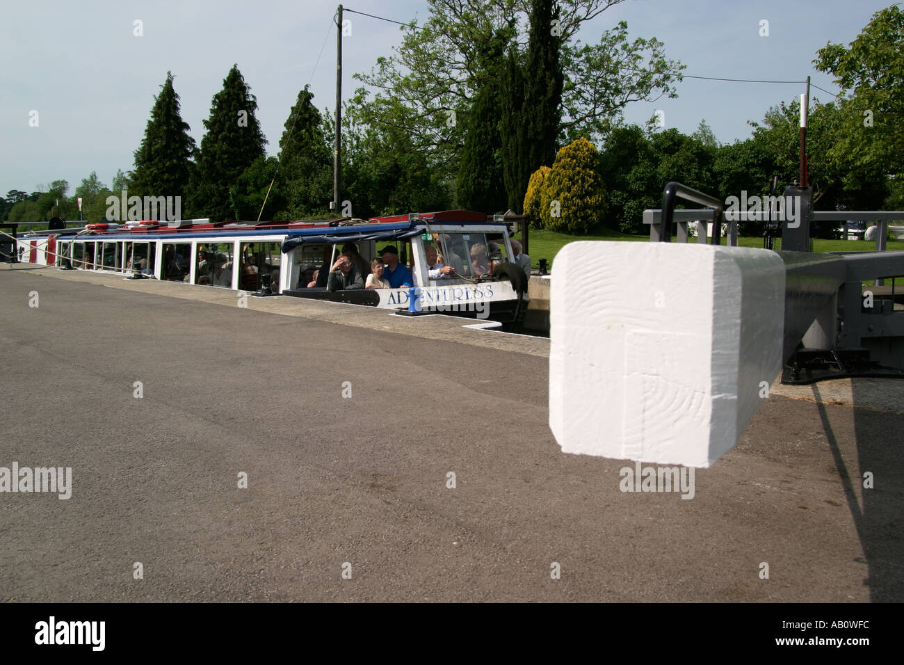 Thames lock gates hi-res stock photography and images - Alamy