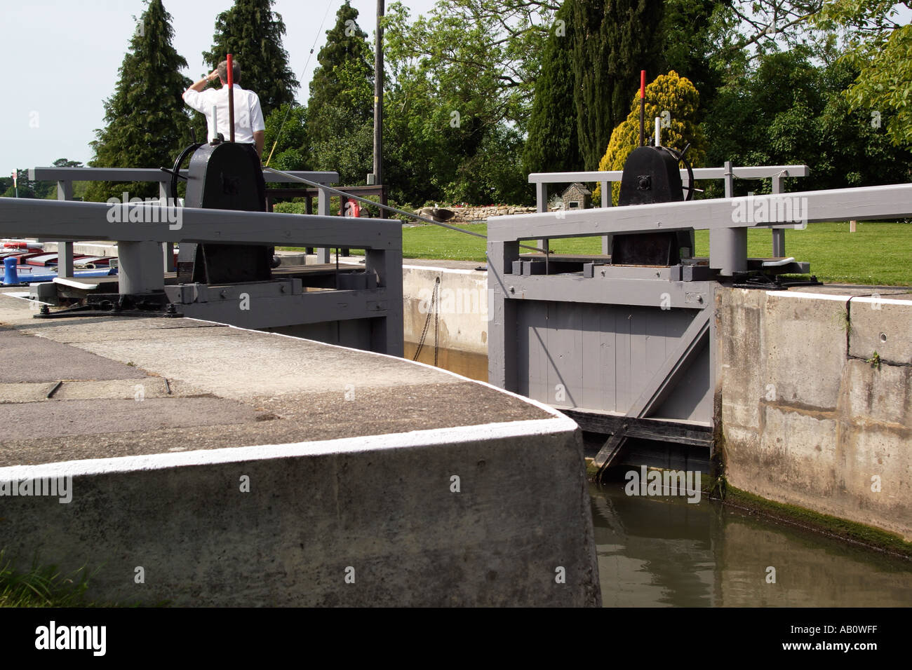Thames lock gates hi-res stock photography and images - Alamy