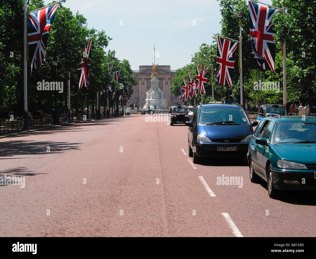 Buckingham Palace The Mall London England GB Stock Photo - Alamy