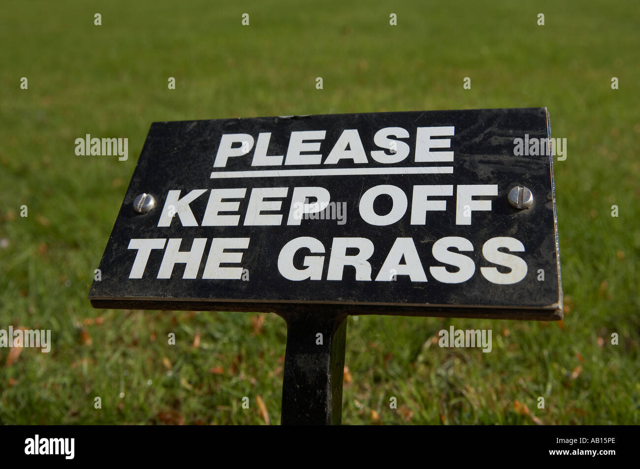 Keep off the grass sign cambridge hi-res stock photography and images ...