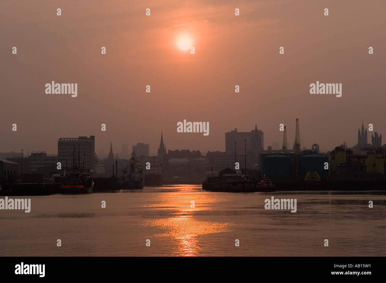UK Weather. Hazy setting sun. Aberdeen skyline, city buildings, ships ...