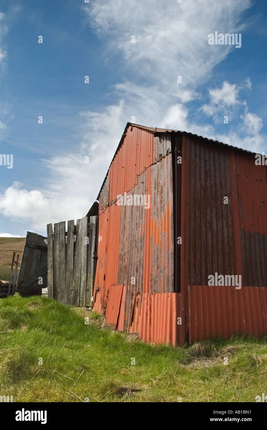 A run down rural shed barn storage unit Stock Photo - Alamy