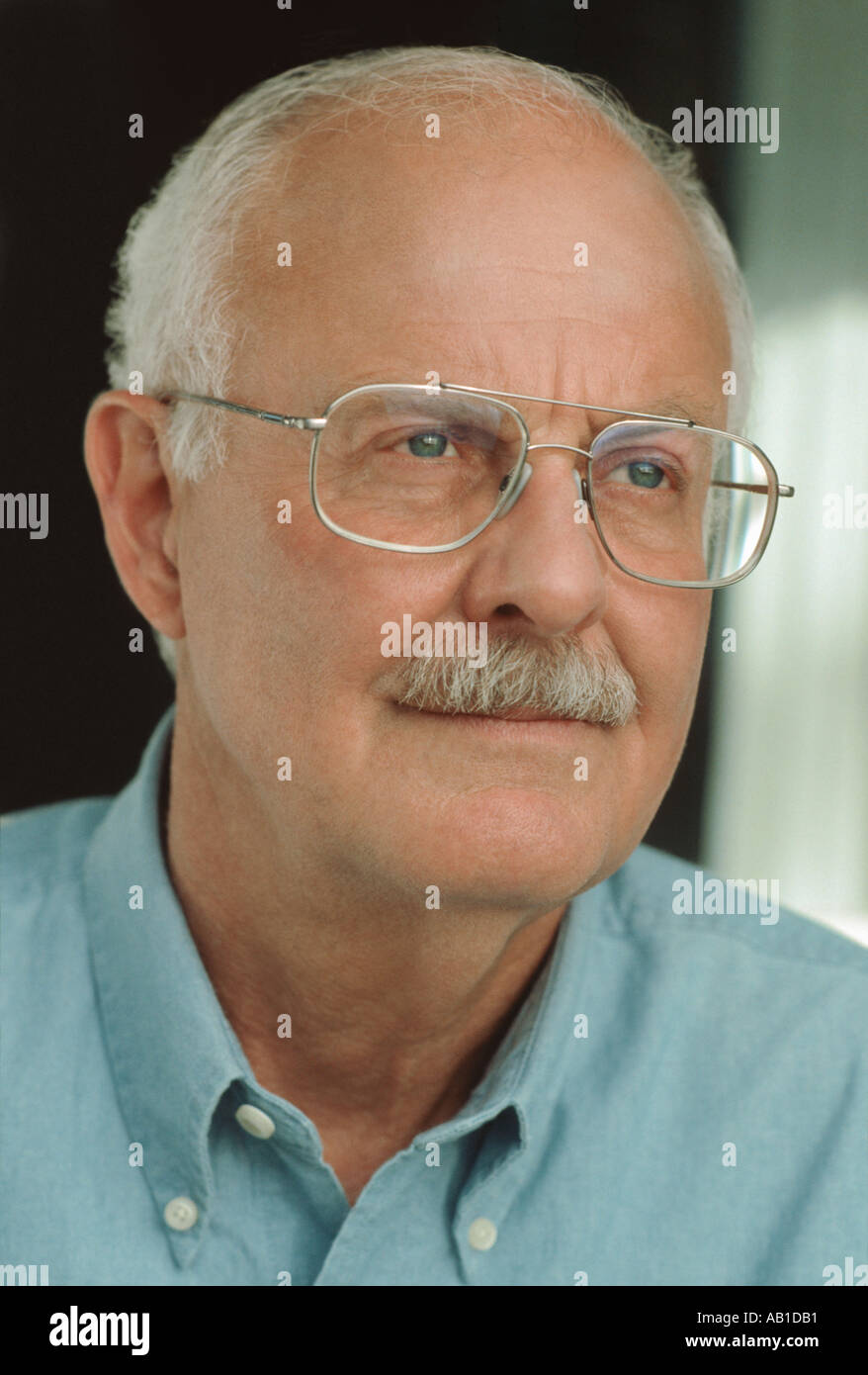 Middle aged man wearing eye glasses hi-res stock photography and images ...