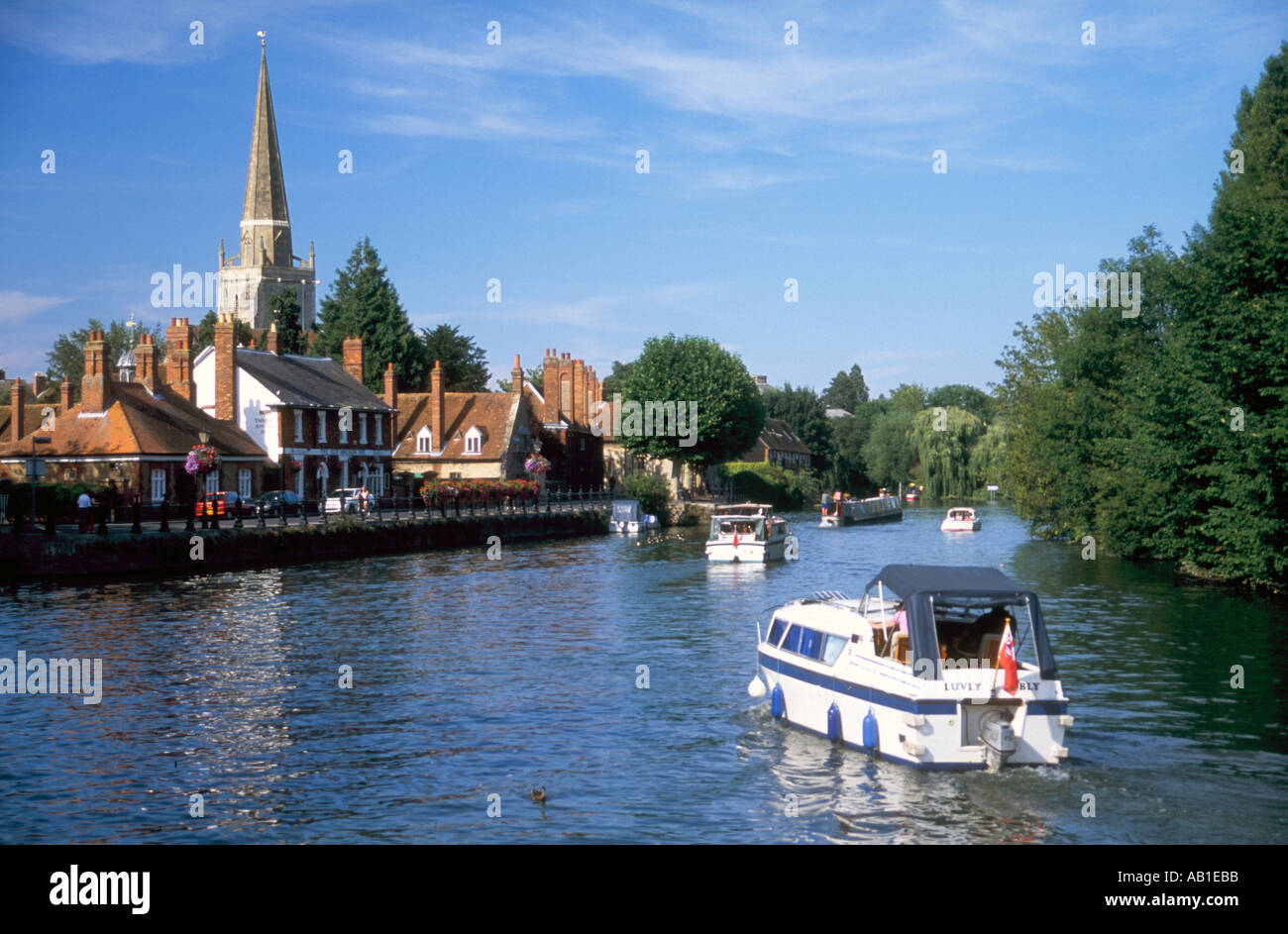Boating on the thames hi-res stock photography and images - Alamy