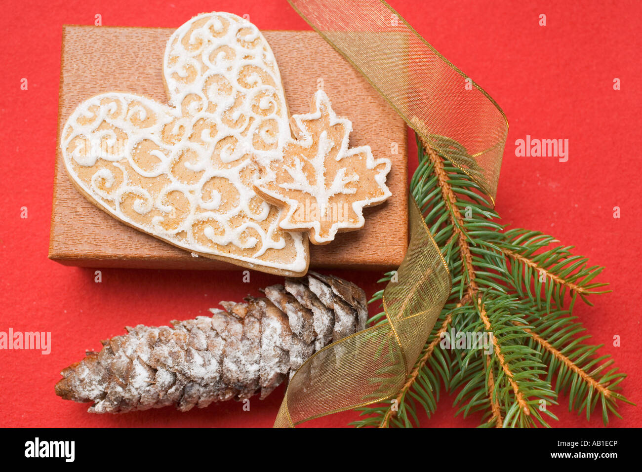 Gingerbread heart and leaf with decorative icing FoodCollection Stock ...