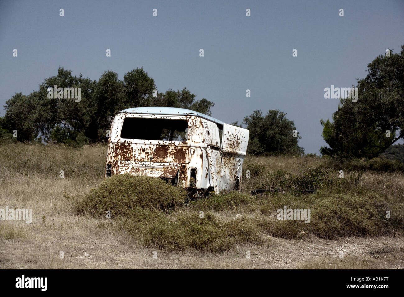 rusty abandoned vw camper van Stock Photo - Alamy