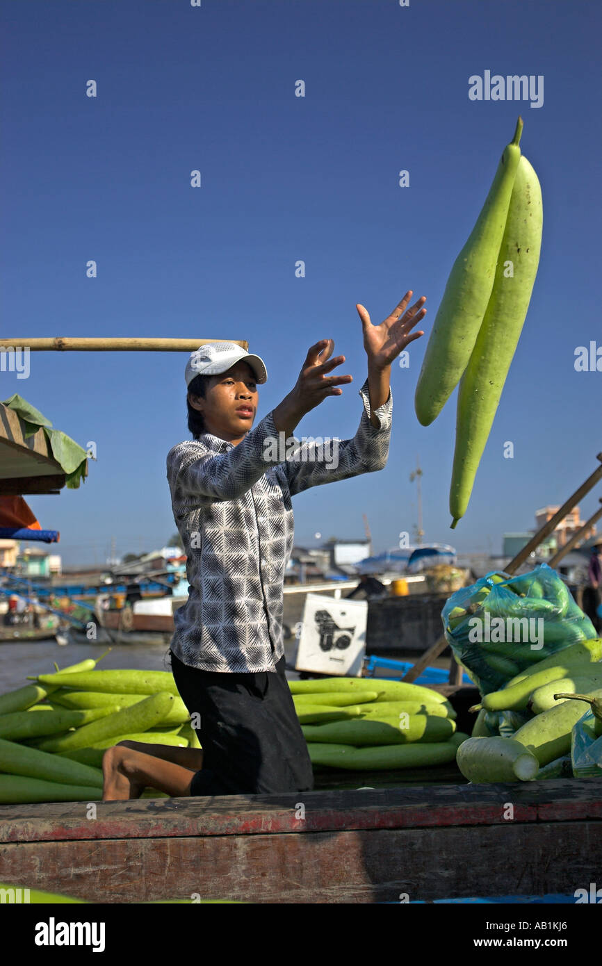 Young man throwing winter melons boat to boat Cai Ran floating market ...