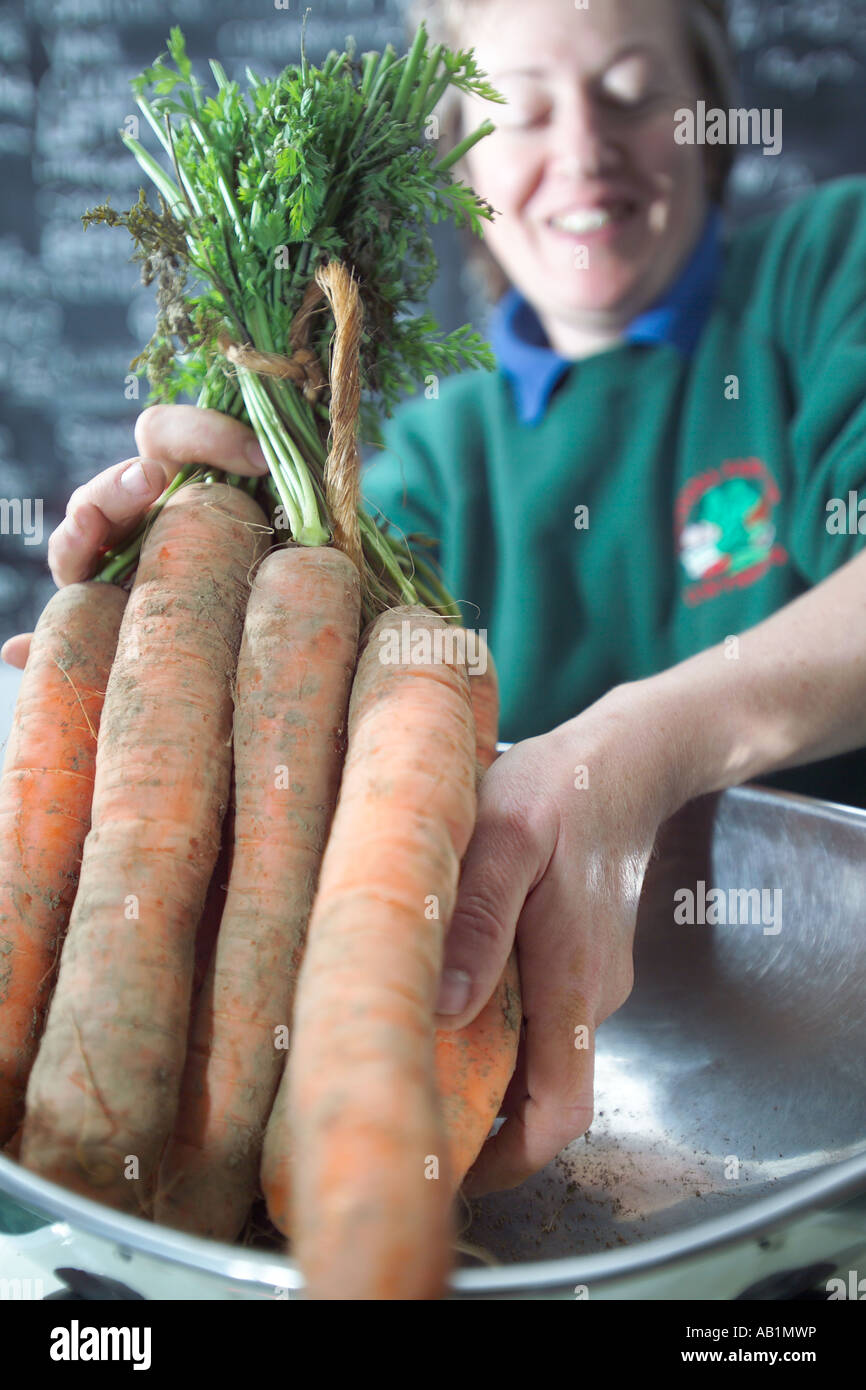 Traditional Greengrocers Weighing Carrots Stock Photo - Alamy