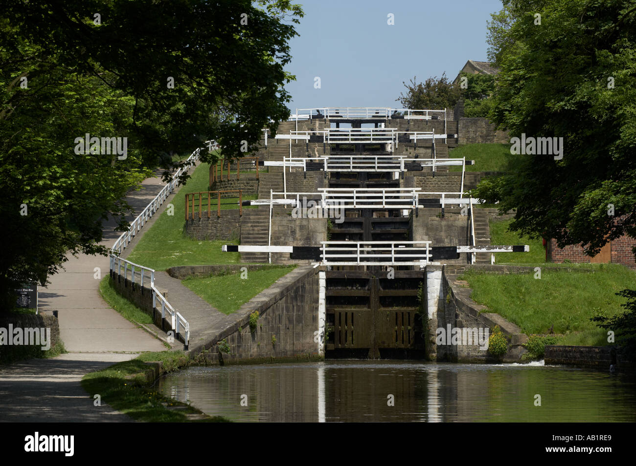 CANAL BARGE FIVE RISE LOCKS BINGLEY YORKSHIRE ENGLAND Stock Photo - Alamy