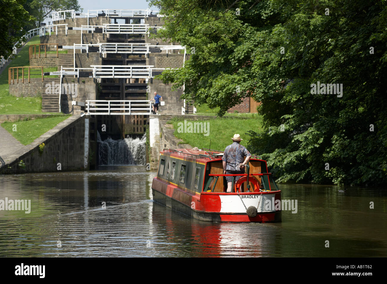 CANAL BARGE FIVE RISE LOCKS BINGLEY YORKSHIRE ENGLAND Stock Photo - Alamy