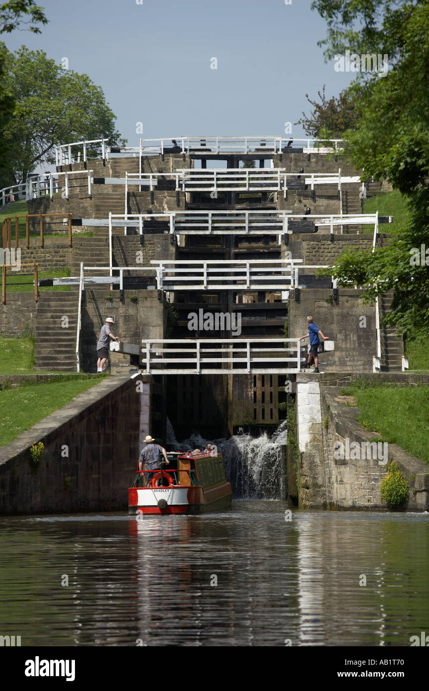CANAL BARGE FIVE RISE LOCKS BINGLEY YORKSHIRE ENGLAND Stock Photo - Alamy