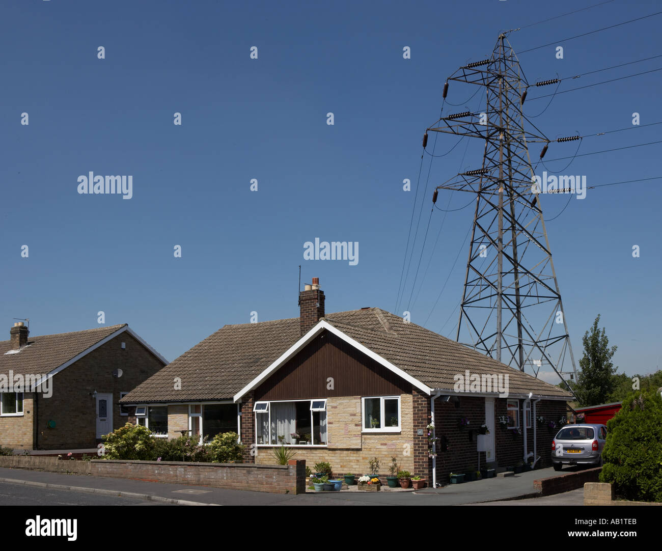 ELECTRICITY PYLON AND CABLES NEAR TO HOUSE Stock Photo - Alamy