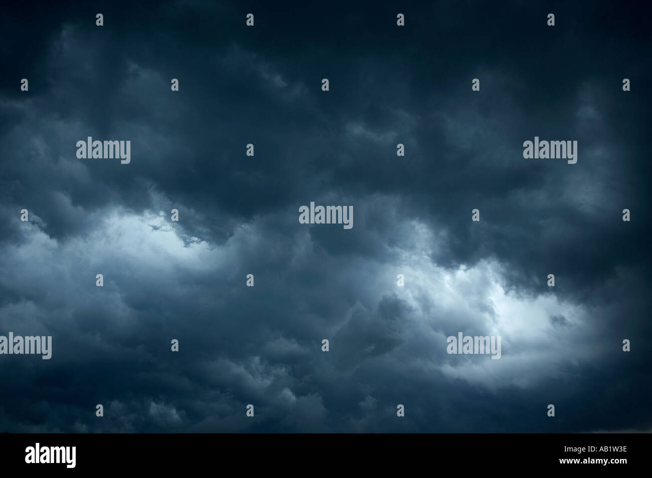BLUE GREY STORM CLOUDS IN SKY Stock Photo - Alamy