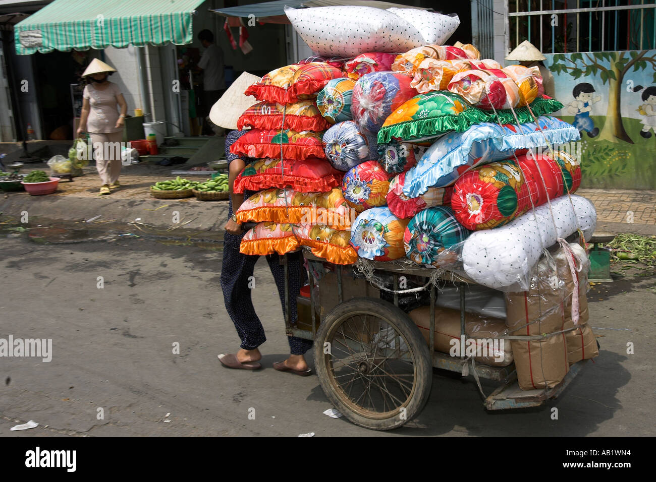 Overloaded cart hi-res stock photography and images - Alamy