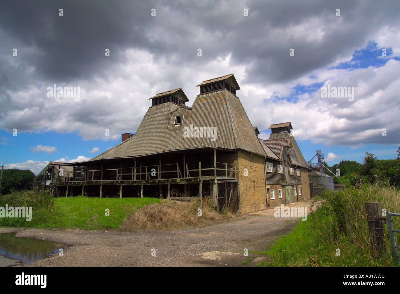 Farmers Oast House or grain drying barn near Selling kent Stock Photo ...