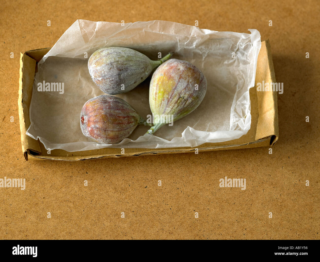 fresh figs in a box Stock Photo - Alamy