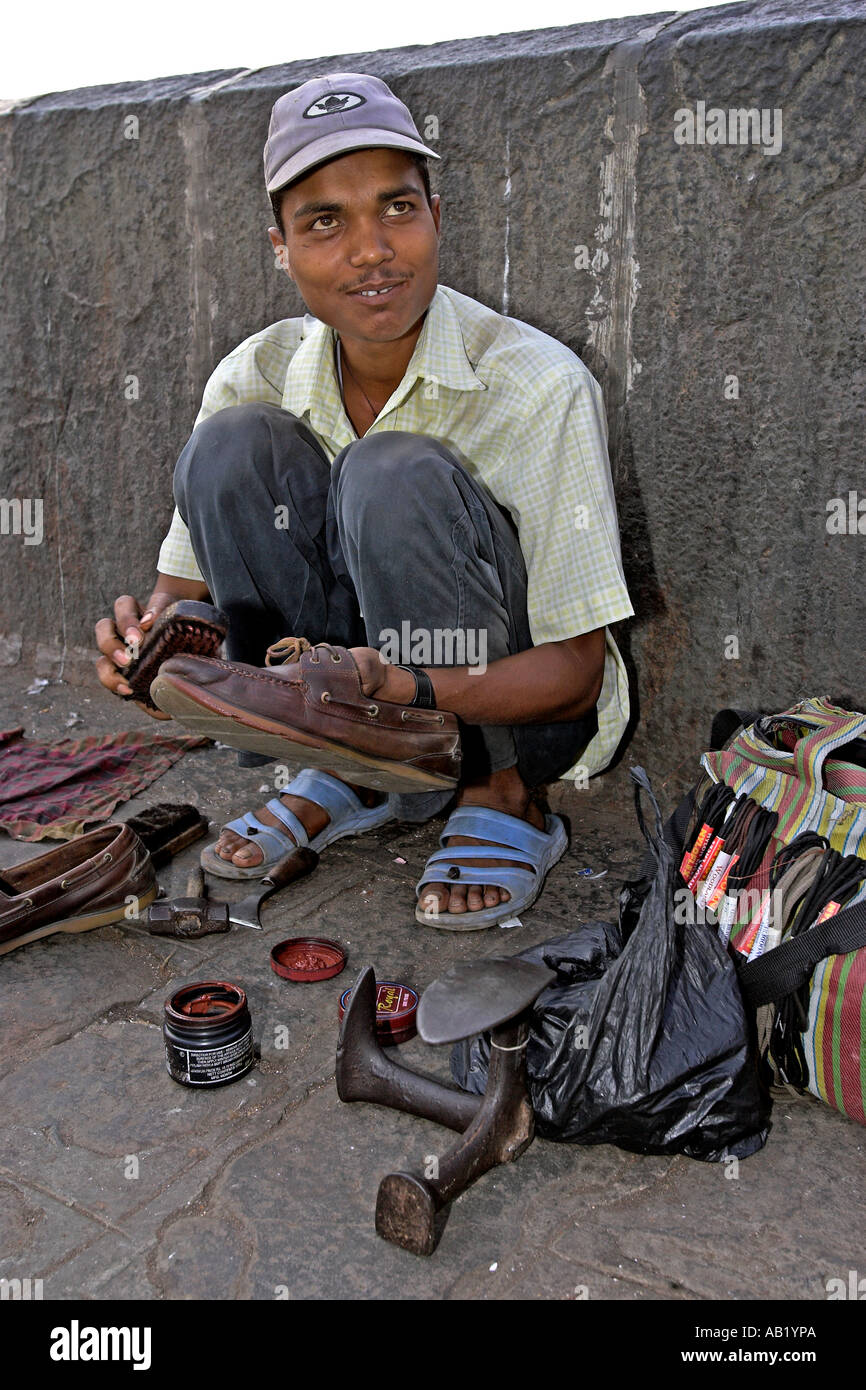 Shoe repair man Bombay Stock Photo - Alamy