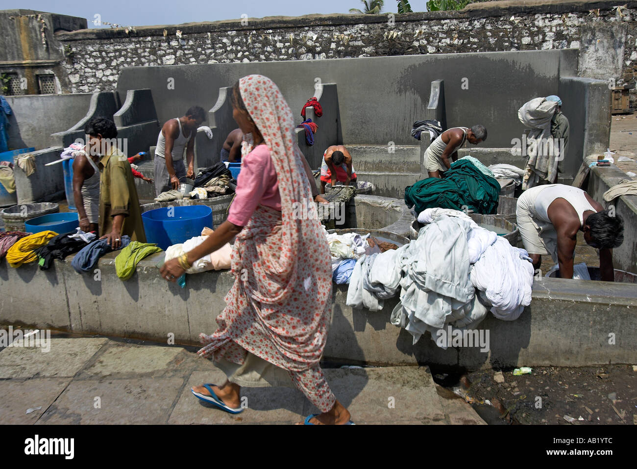 Washermen dhobi ghats outdoor laundry Banganga Bombay Stock Photo - Alamy