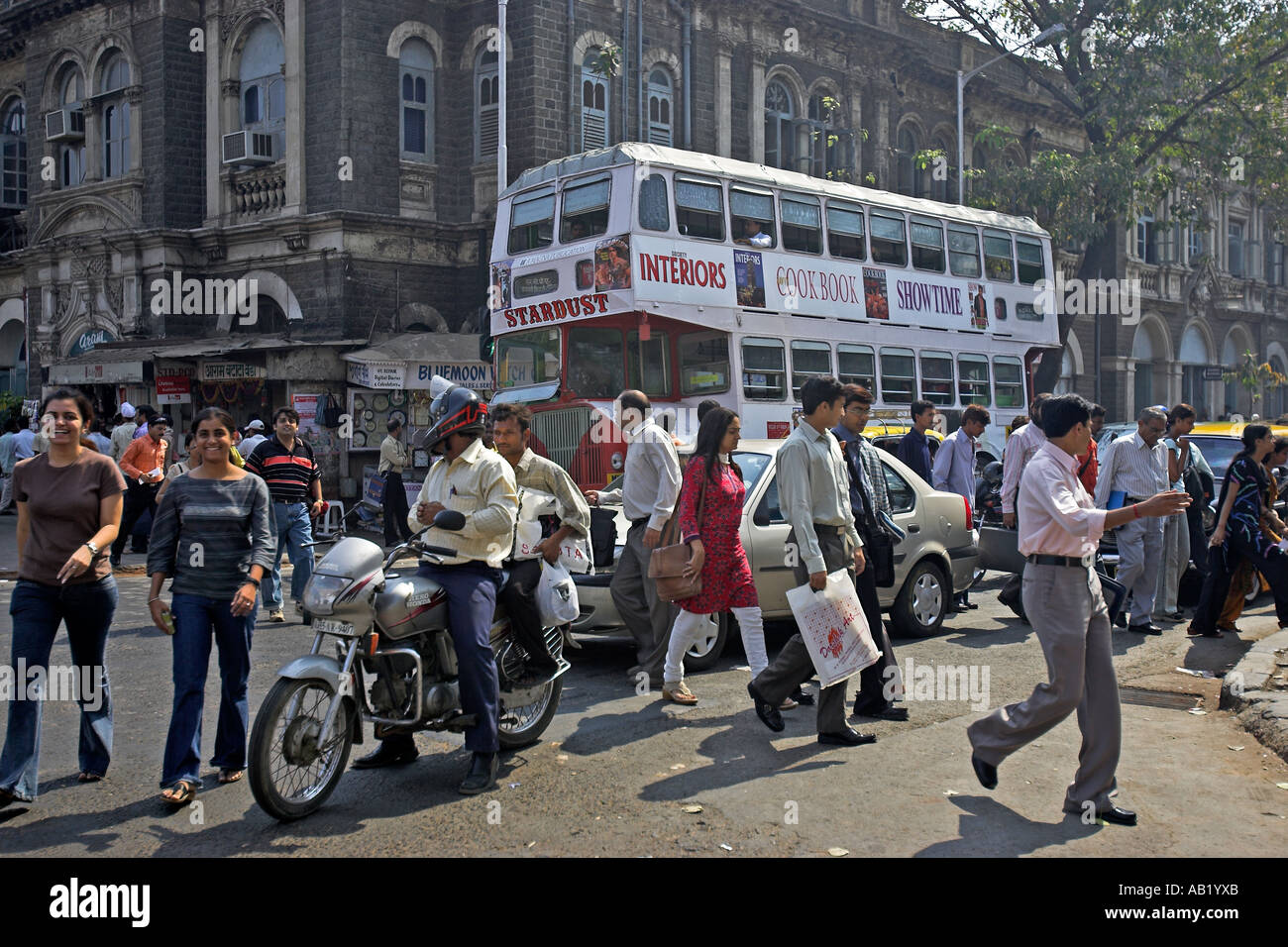 White double decker bus hi-res stock photography and images - Alamy