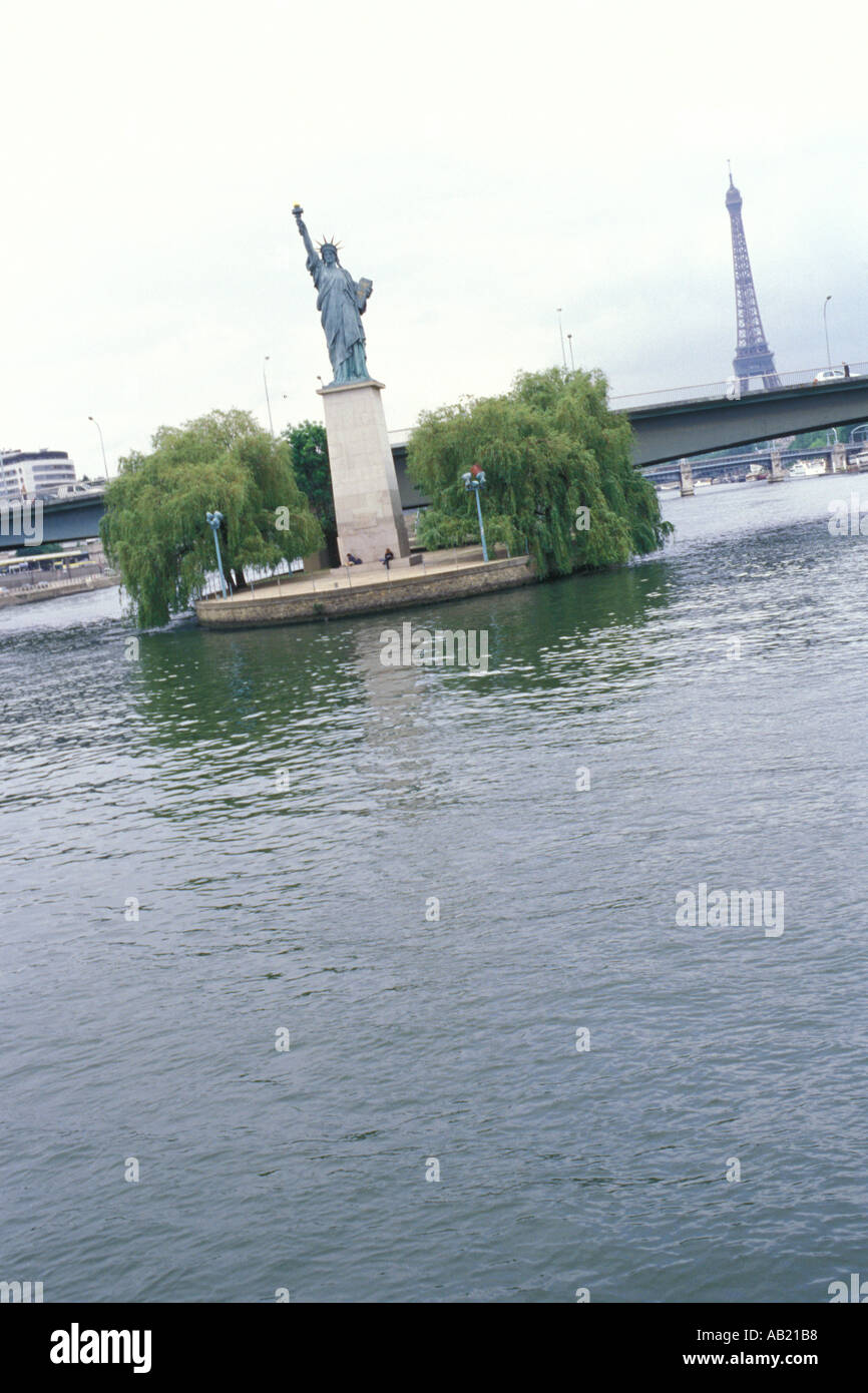 Statue of Liberty and Eiffel Tower Paris Stock Photo - Alamy