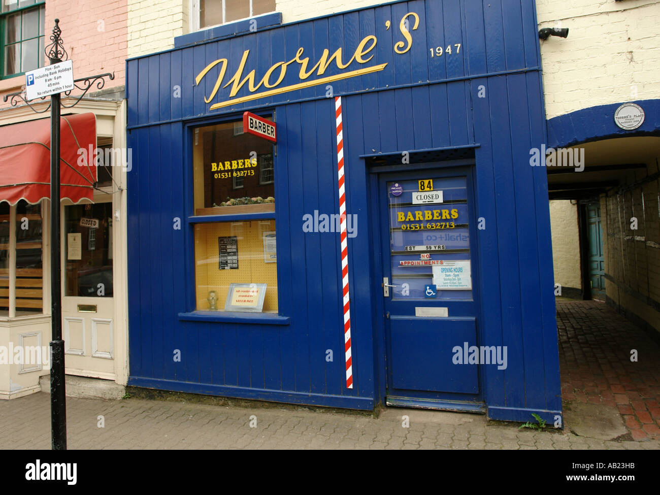 Shopkeeper uk 194* hi-res stock photography and images - Alamy