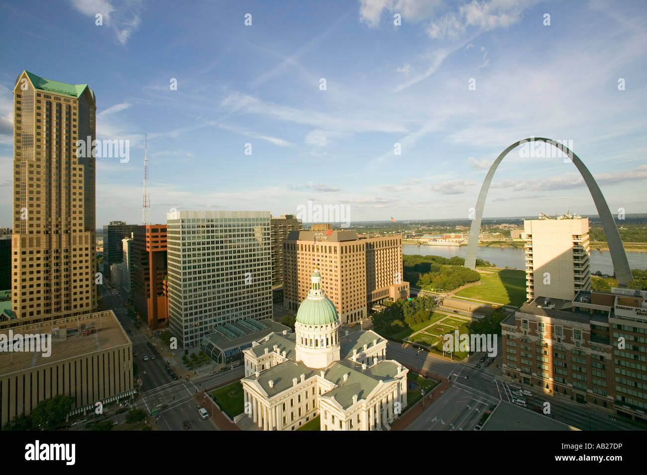 Elevated view of Saint Louis Historical Old Courthouse and Gateway Arch ...