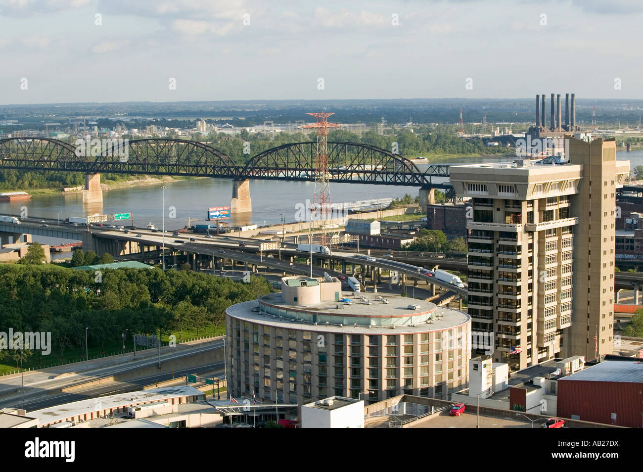 Elevated view of Interstate 55 highway and MacArther Bridge over ...