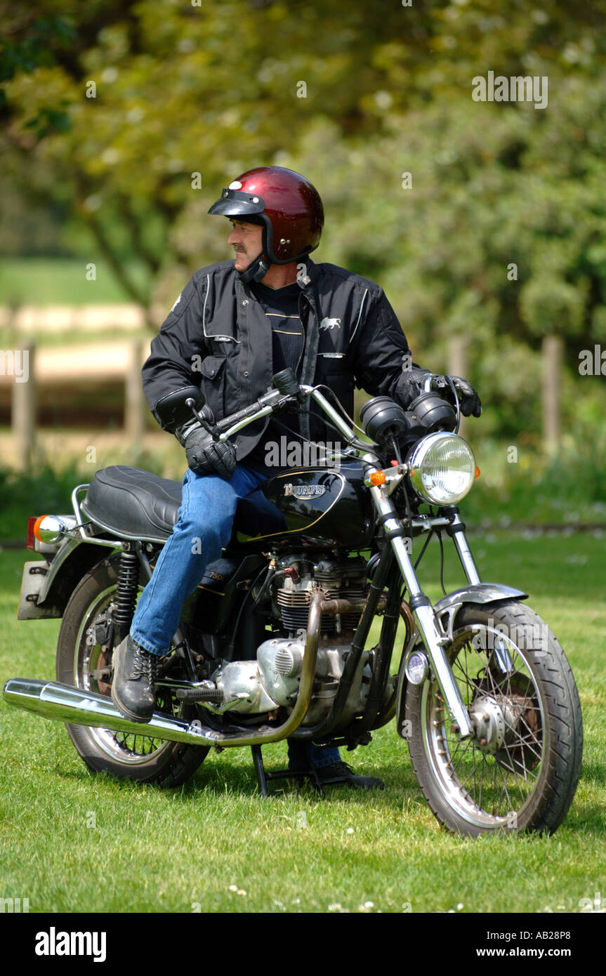 Vintage triumph motorcycle hi-res stock photography and images - Alamy