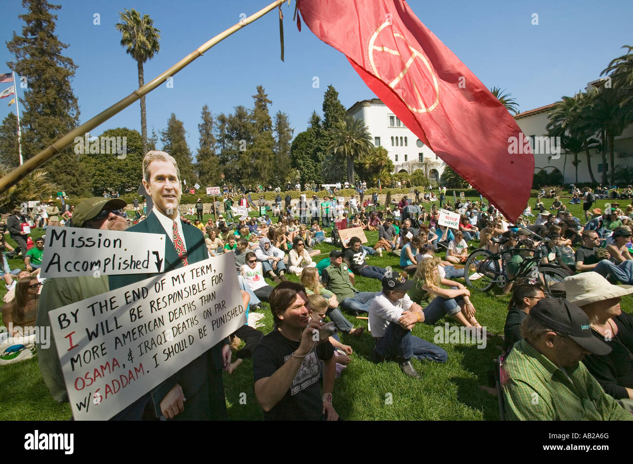 Mission accomplished george bush hi-res stock photography and images ...