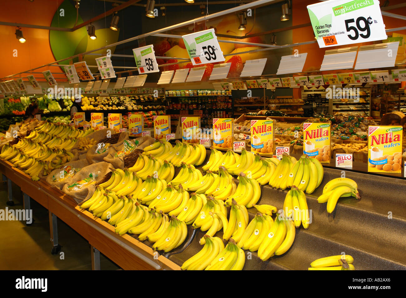 Us grocery store interior vegetables hi-res stock photography and ...