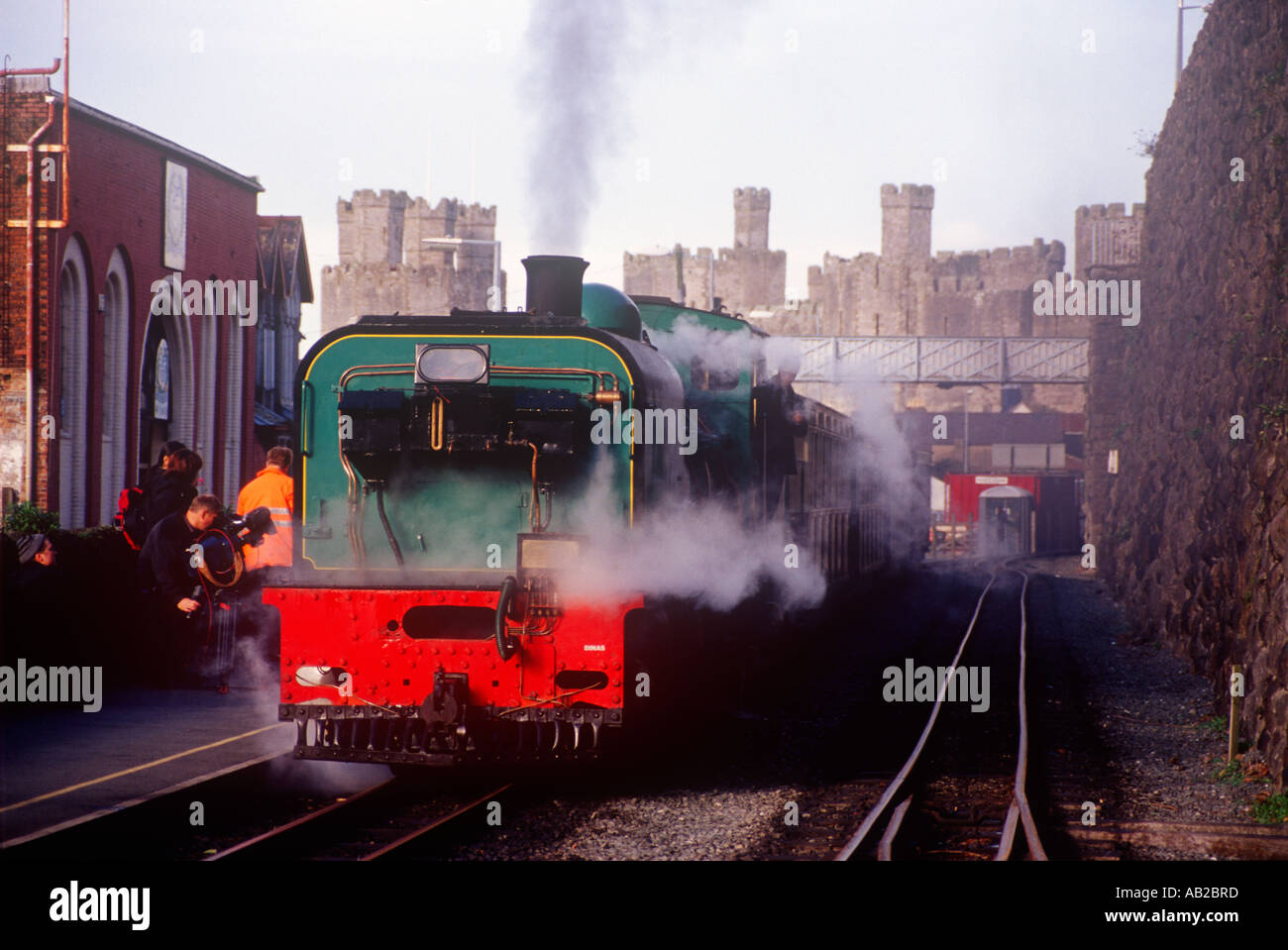 Caernarfon castle train hi-res stock photography and images - Alamy