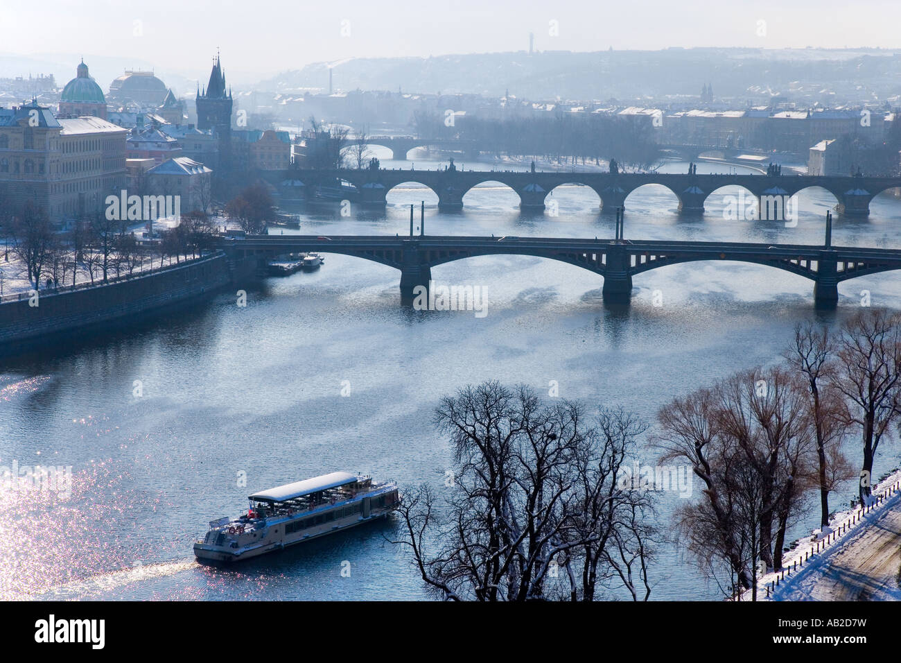 Reka Vltava a prazske mosty Stare mesto UNESCO Praha Ceska republika ...