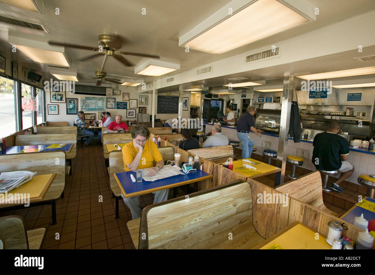 Old fashioned diner outside hi-res stock photography and images - Alamy