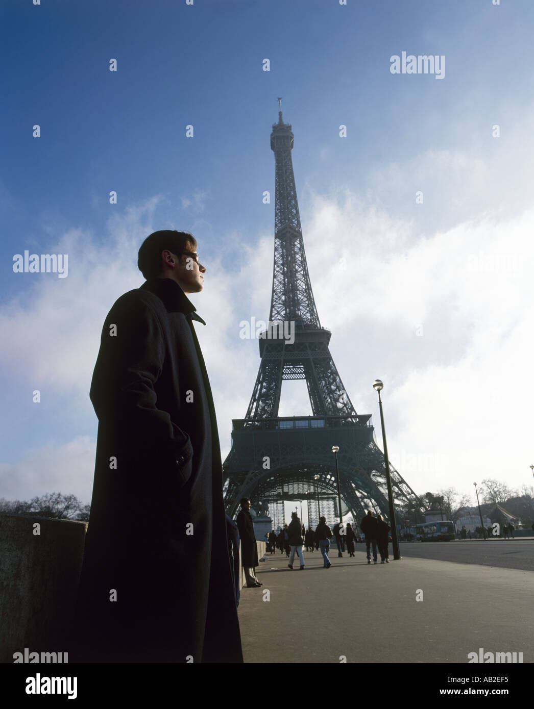 Man standing next to Eiffel Tower Stock Photo - Alamy