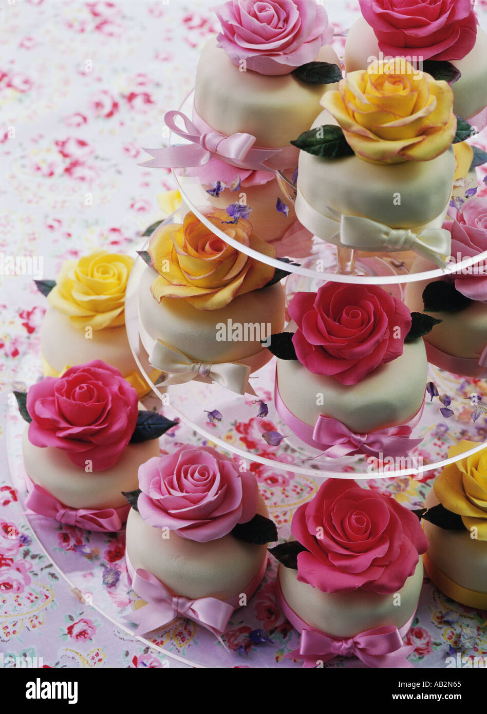 Pale yellow icing hi-res stock photography and images - Alamy