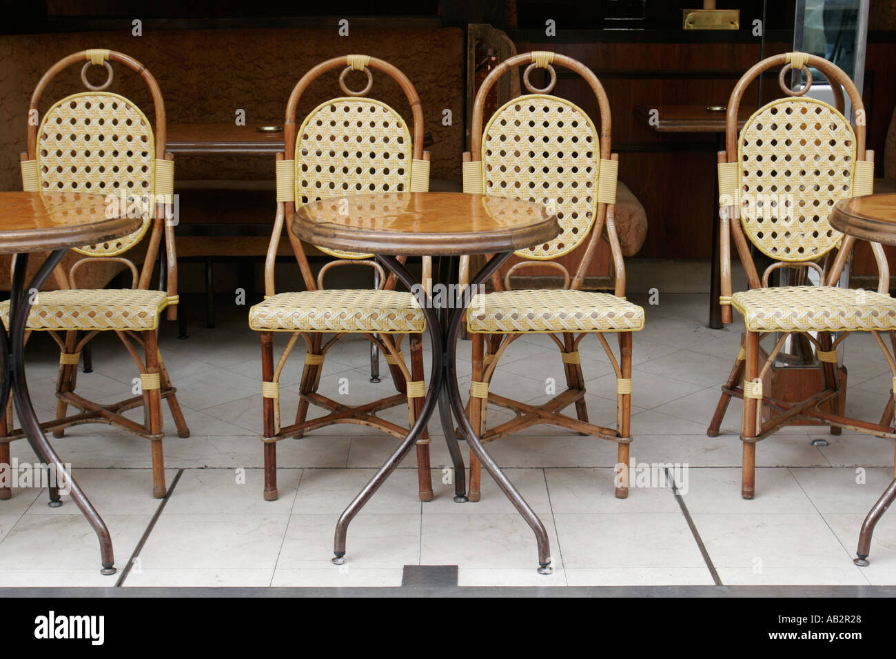 Paris, restuarnt empty table and chair Stock Photo - Alamy