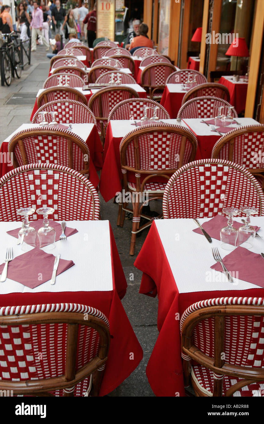empty table paris france Stock Photo - Alamy