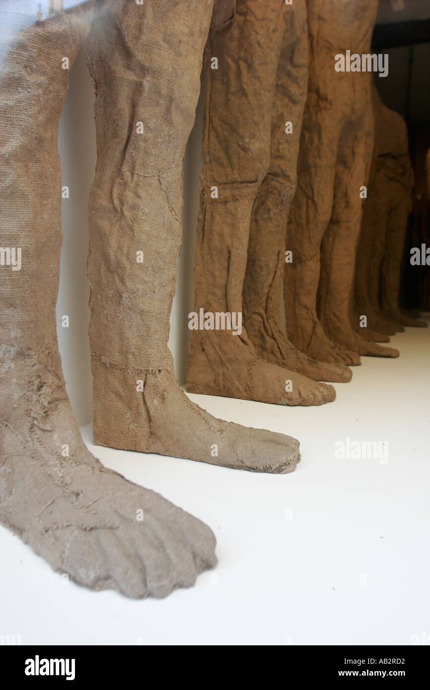 Legs statue hi-res stock photography and images - Alamy