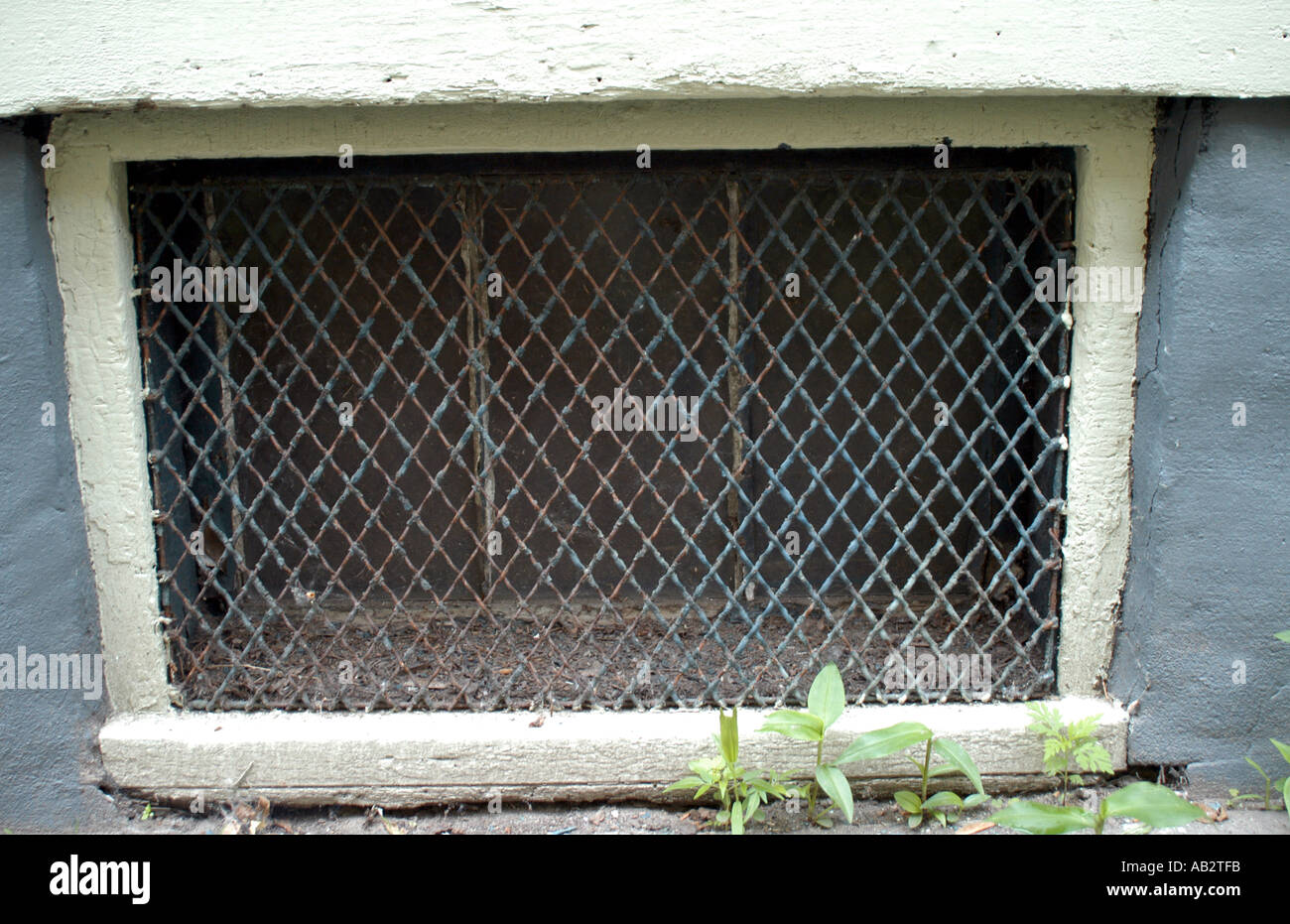 Basement window grate hi-res stock photography and images - Alamy