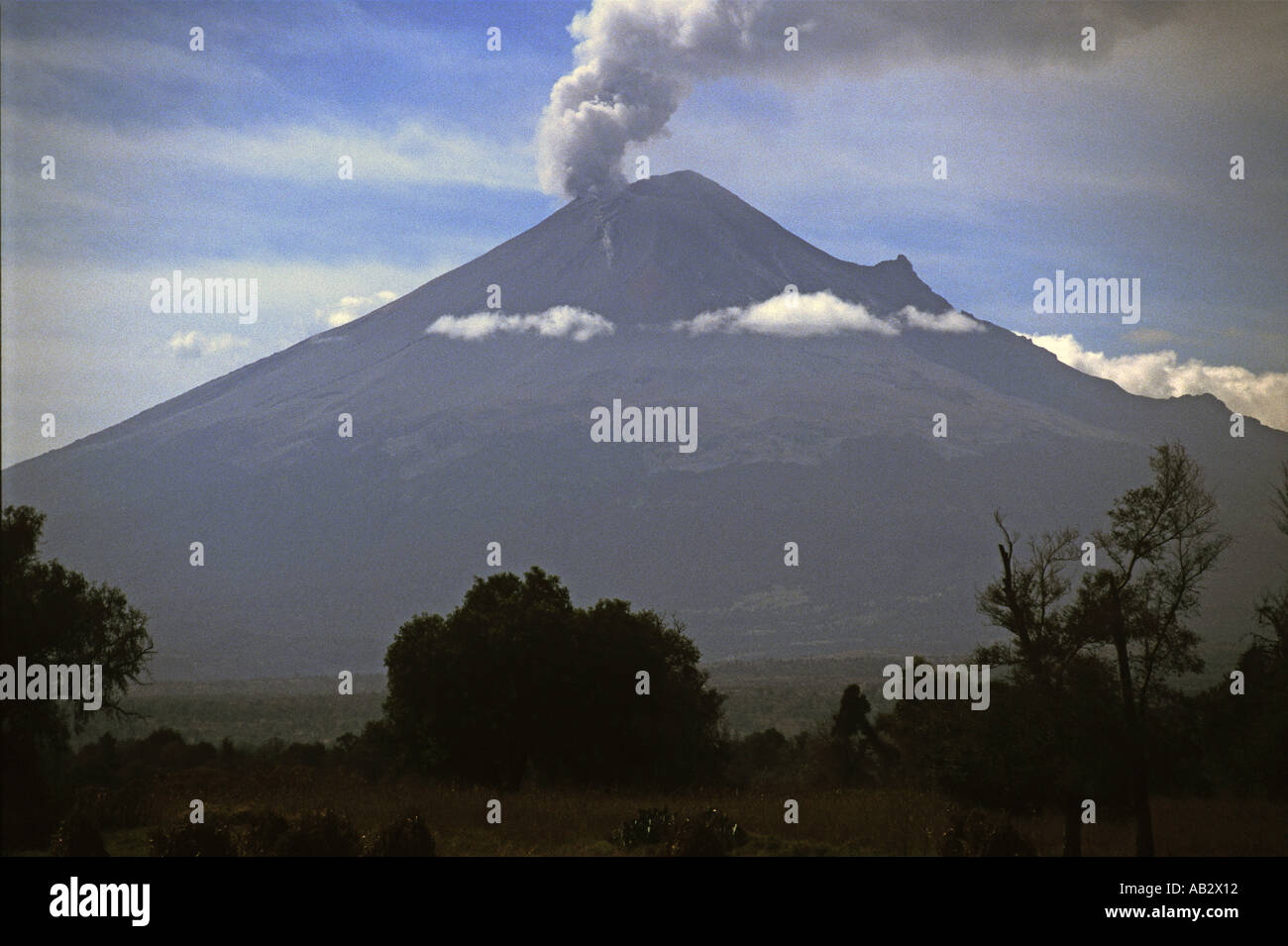 One of Mexico s most active volcanoes Popocatepetl lets off steam ...