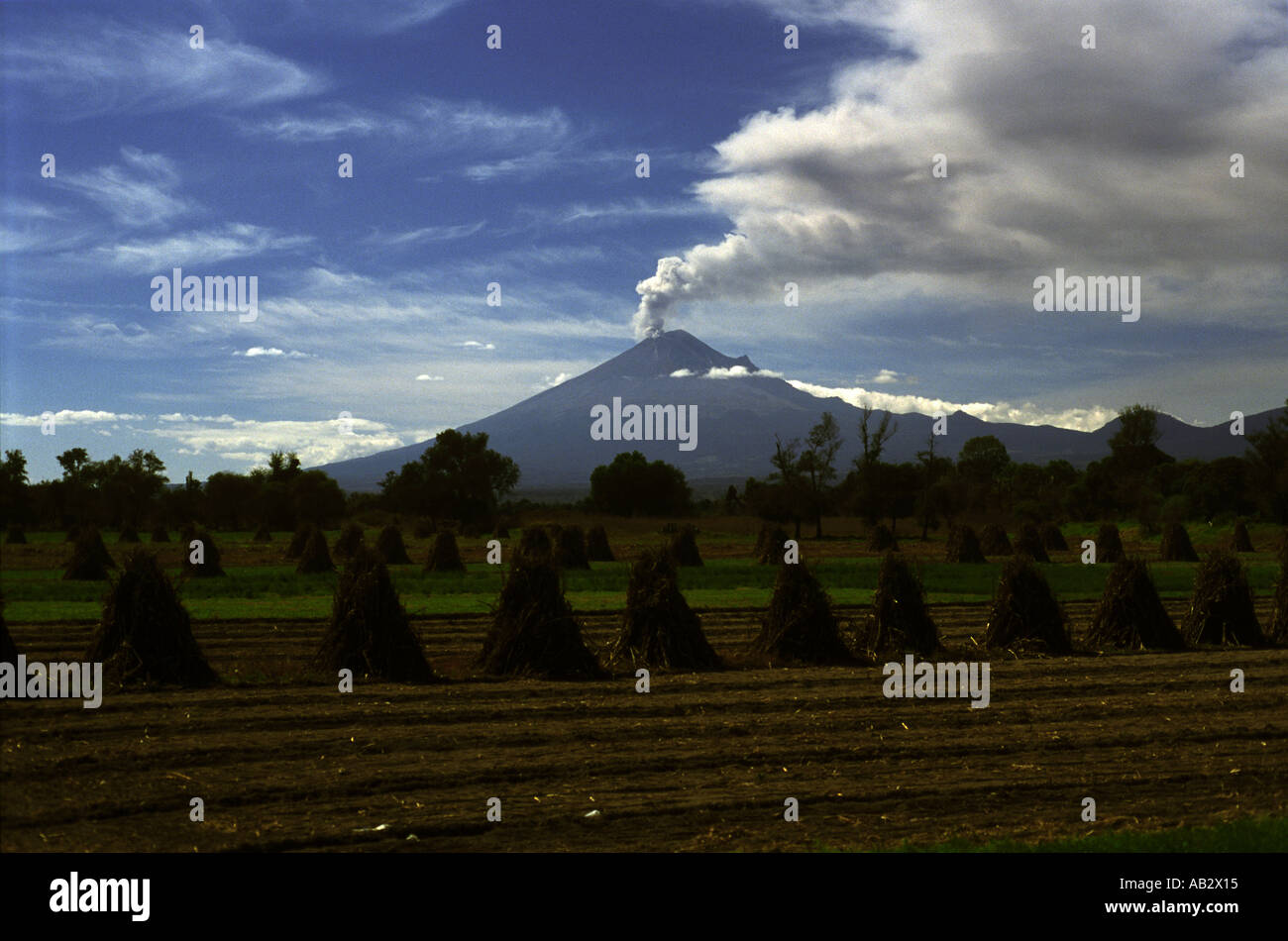 One of Mexico s most active volcanoes Popocatepetl lets off steam ...