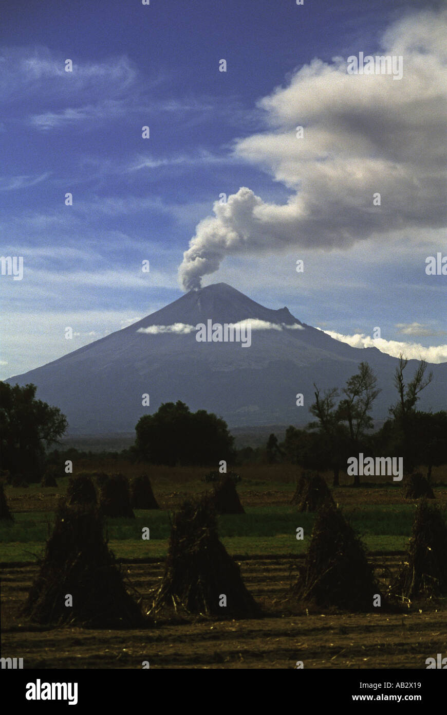 One of Mexico s most active volcanoes Popocatepetl lets off steam ...