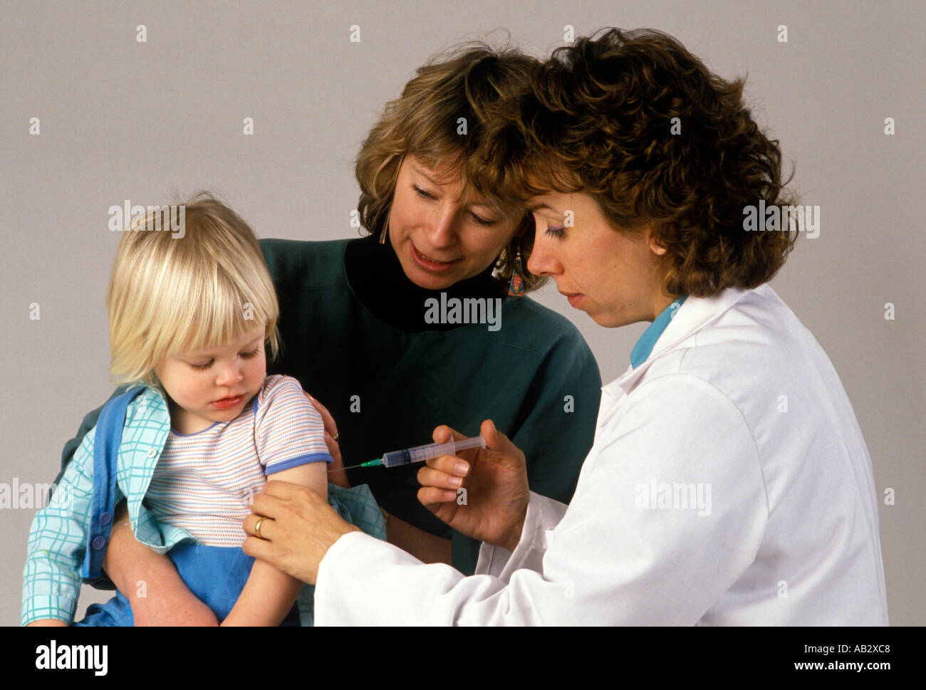 Doctor giving injections child hi-res stock photography and images - Alamy