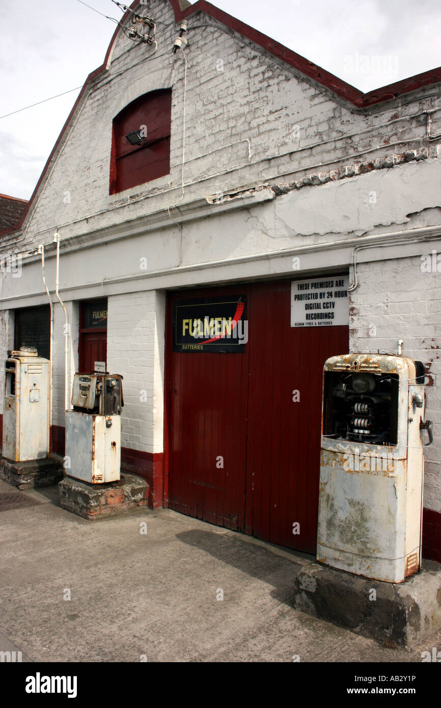 Old run down garage in hi-res stock photography and images - Alamy